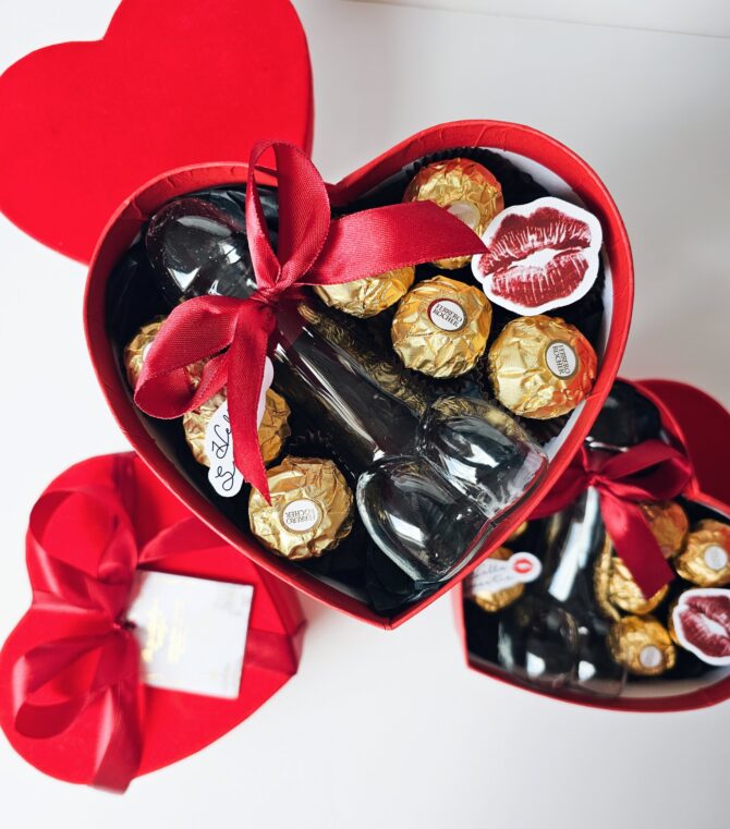 Heart-Shaped Gift Box with Chocolates & “Kiss & Cheers” Glasses - Džy