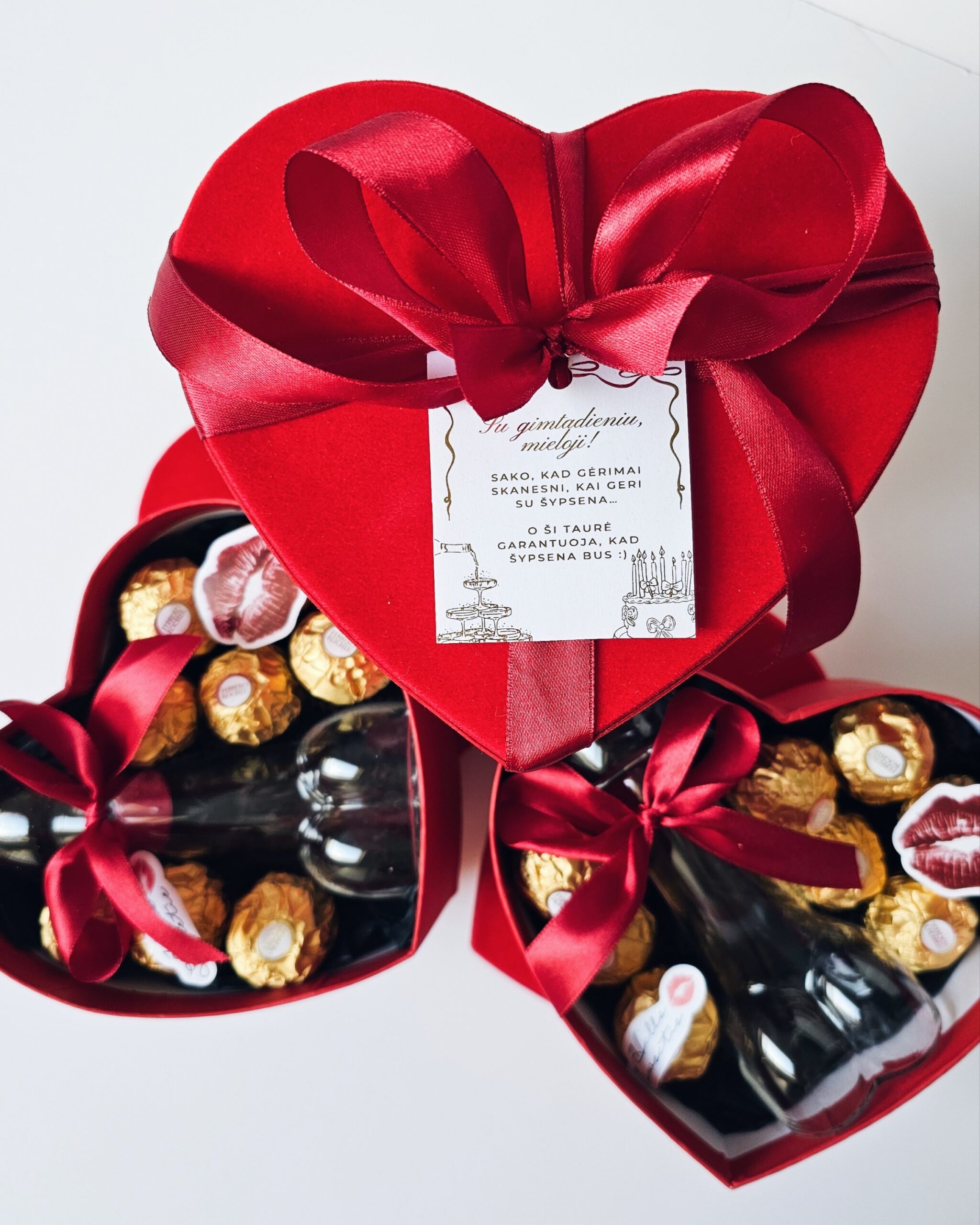 Heart-Shaped Gift Box with Chocolates & “Kiss & Cheers” Glasses - Džy